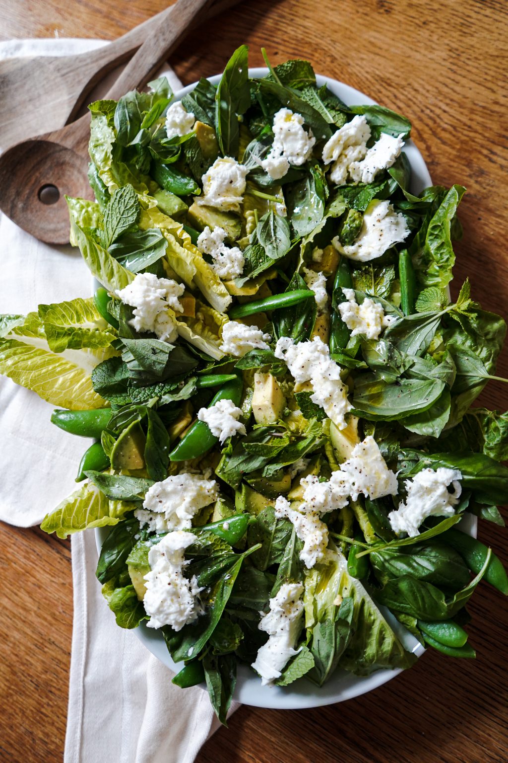 Schöner Salat mit Kräutern, Zuckerschoten und Büffelmozzarella ...